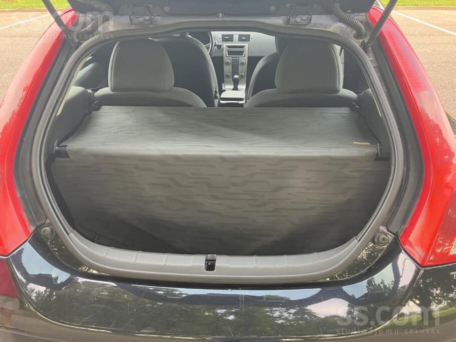 Black Volvo C30 2009 in Bauska, with an engine capacity of 1.60 L and mileage of 232 thousand km for 2450 €, photo 9 on AUTOMOTO.COM.LV