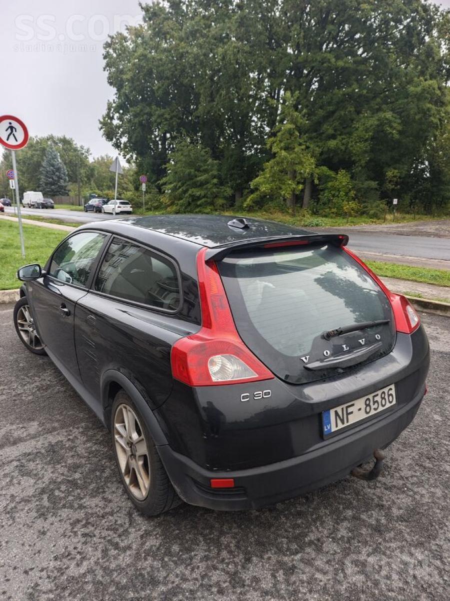 Black Volvo C30 2009 in Riga, with an engine capacity of 1.60 L and mileage of 366 thousand km for 1100 €, photo 1 on AUTOMOTO.COM.LV
