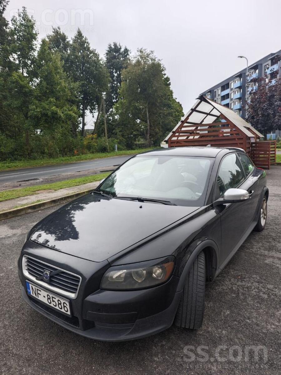 Black Volvo C30 2009 in Riga, with an engine capacity of 1.60 L and mileage of 366 thousand km for 1100 €, photo 3 on AUTOMOTO.COM.LV