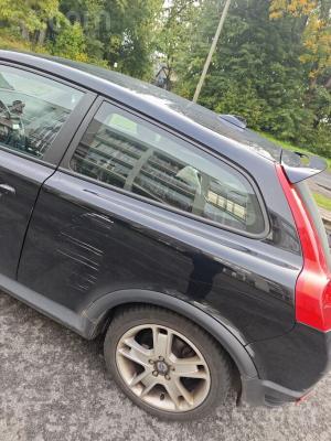 Black Volvo C30 2009 in Riga, with an engine capacity of 1.60 L and mileage of 366 thousand km for 1100 €, photo 4 on AUTOMOTO.COM.LV