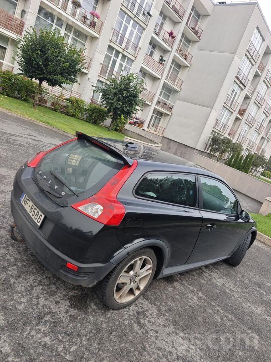 Black Volvo C30 2009 in Riga, with an engine capacity of 1.60 L and mileage of 366 thousand km for 1100 €, photo 5 on AUTOMOTO.COM.LV