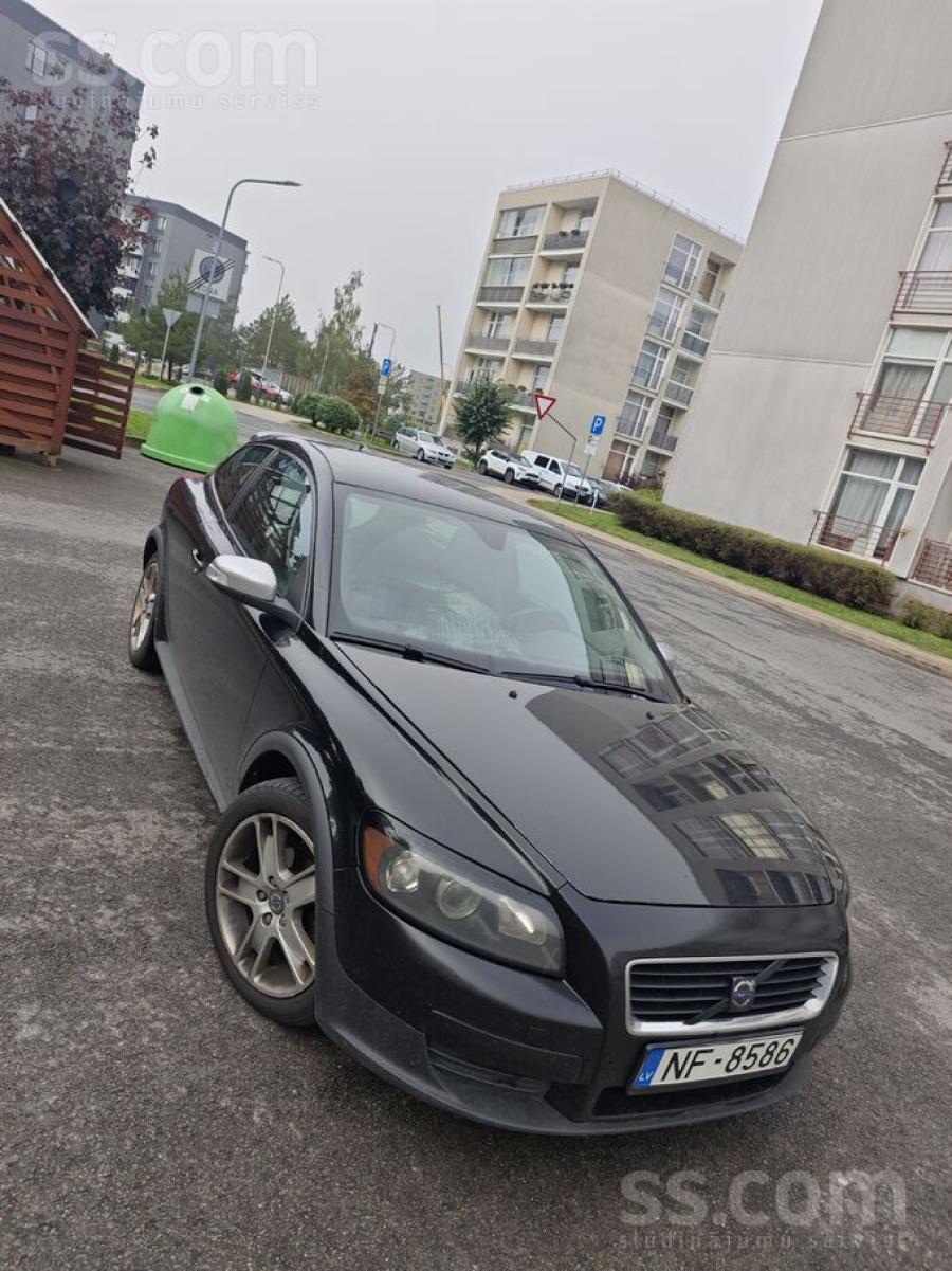Black Volvo C30 2009 in Riga, with an engine capacity of 1.60 L and mileage of 366 thousand km for 1100 €, photo 6 on AUTOMOTO.COM.LV