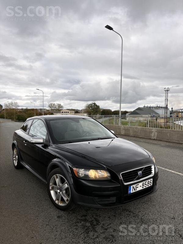 Melns Volvo C30 2009 Rīga, ar dzinēja tilpumu 1.60 L un nobraukumu 367 tūkst. km par 2050 €, foto 1 vietnē AUTOMOTO.COM.LV