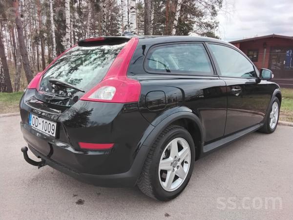 Black Volvo C30 2010 in Riga, with an engine capacity of 1.60 L and mileage of 104 thousand km for 4400 €, photo 4 on AUTOMOTO.COM.LV