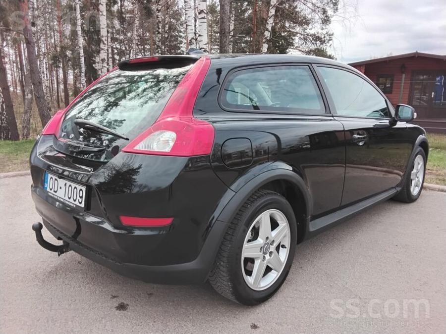 Black Volvo C30 2010 in Riga, with an engine capacity of 1.60 L and mileage of 104 thousand km for 4400 €, photo 4 on AUTOMOTO.COM.LV