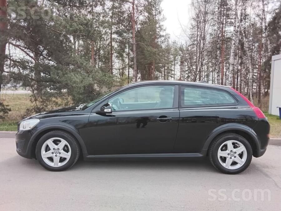 Black Volvo C30 2010 in Riga, with an engine capacity of 1.60 L and mileage of 104 thousand km for 4400 €, photo 5 on AUTOMOTO.COM.LV
