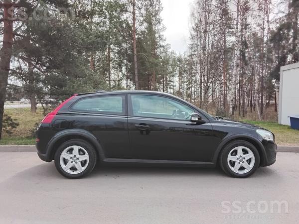 Black Volvo C30 2010 in Riga, with an engine capacity of 1.60 L and mileage of 104 thousand km for 4400 €, photo 6 on AUTOMOTO.COM.LV