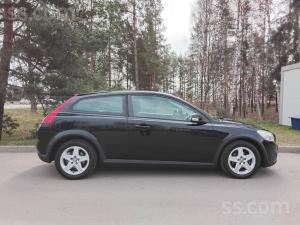 Black Volvo C30 2010 in Riga, with an engine capacity of 1.60 L and mileage of 104 thousand km for 4400 €, photo 6 on AUTOMOTO.COM.LV