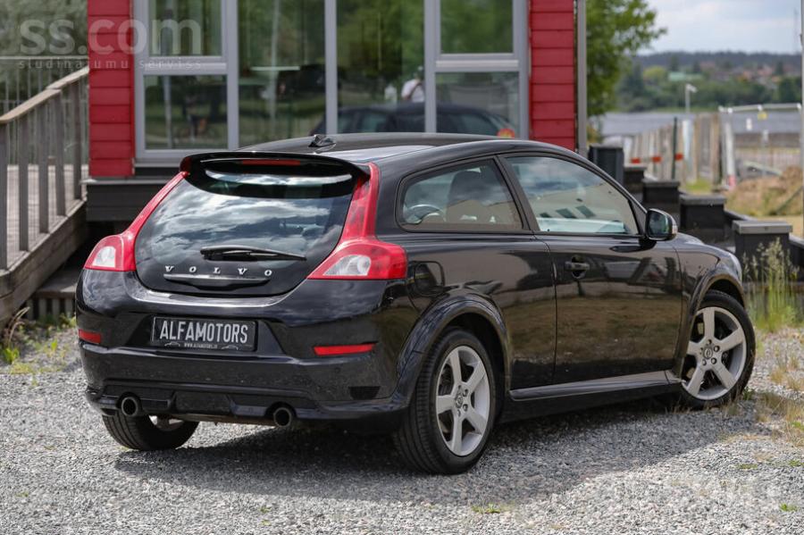 Black Volvo C30 2010 in Riga, with an engine capacity of 2.00 L and mileage of 323 thousand km for 5990 €, photo 5 on AUTOMOTO.COM.LV