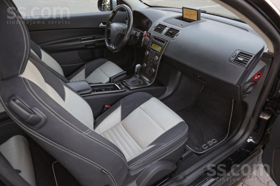 Black Volvo C30 2010 in Riga, with an engine capacity of 2.00 L and mileage of 323 thousand km for 5990 €, photo 9 on AUTOMOTO.COM.LV