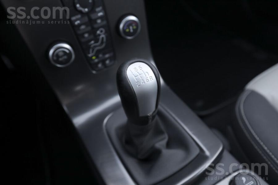 Black Volvo C30 2010 in Riga, with an engine capacity of 2.00 L and mileage of 323 thousand km for 5990 €, photo 16 on AUTOMOTO.COM.LV