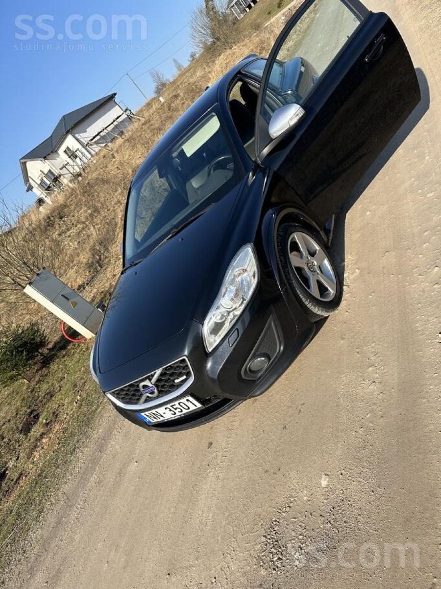 Black Volvo C30 2010 in Riga, with an engine capacity of 2.00 L and mileage of 375 thousand km for 5000 €, photo 3 on AUTOMOTO.COM.LV