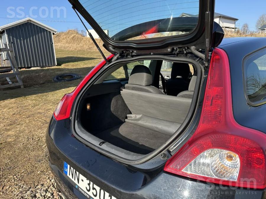 Black Volvo C30 2010 in Riga, with an engine capacity of 2.00 L and mileage of 375 thousand km for 5000 €, photo 7 on AUTOMOTO.COM.LV