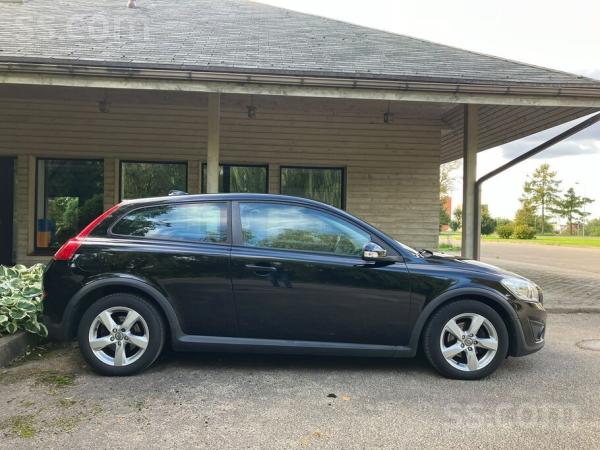 Black Volvo C30 2010 in Bauska, with an engine capacity of 2.00 L and mileage of 290 thousand km for 4450 €, photo 5 on AUTOMOTO.COM.LV