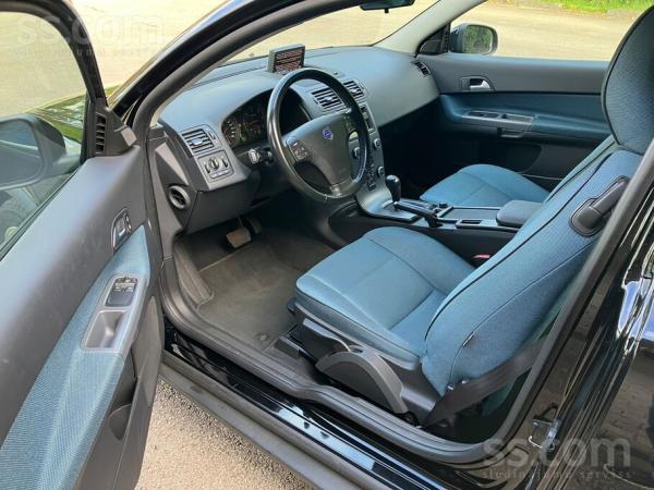 Black Volvo C30 2010 in Bauska, with an engine capacity of 2.00 L and mileage of 290 thousand km for 4450 €, photo 10 on AUTOMOTO.COM.LV