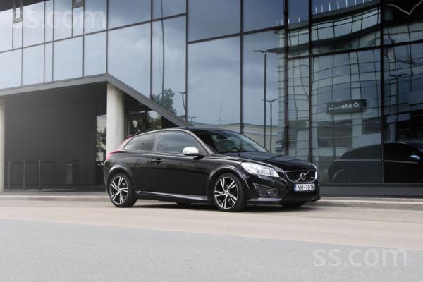 Black Volvo C30 2010 in Riga, with an engine capacity of 1.60 L and mileage of 285 thousand km for 6490 €, photo 1 on AUTOMOTO.COM.LV