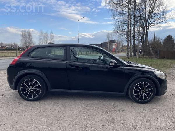 Black Volvo C30 2011 in Riga, with an engine capacity of 1.60 L and mileage of 223 thousand km for 3890 €, photo 6 on AUTOMOTO.COM.LV