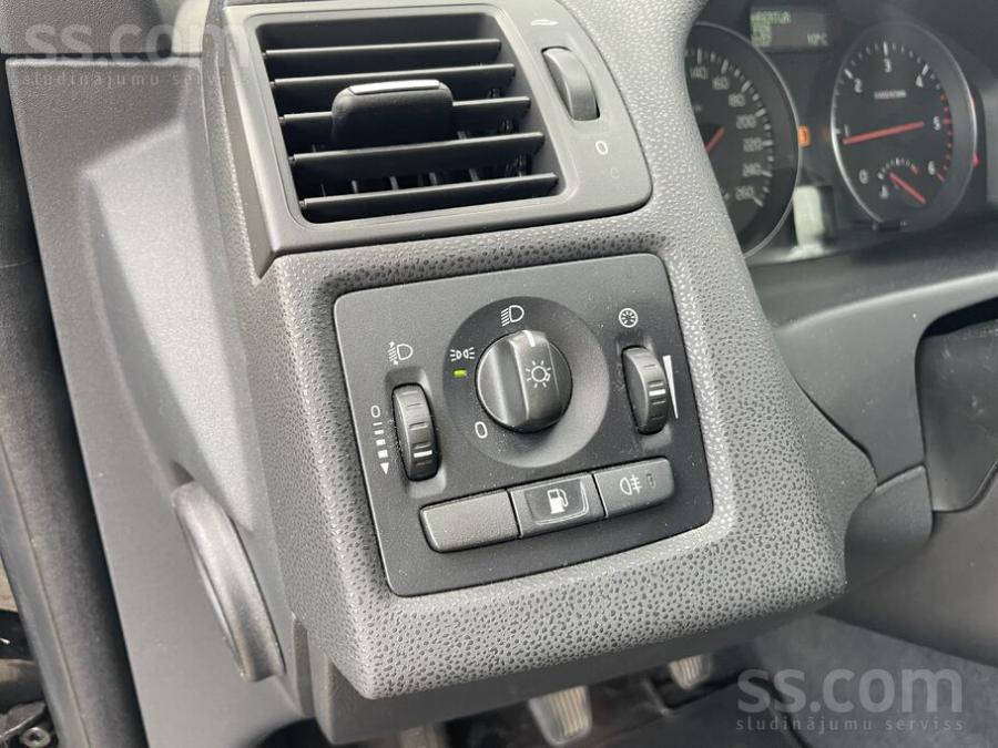 Melns Volvo C30 2011 Rīga, ar dzinēja tilpumu 1.60 L un nobraukumu 223 tūkst. km par 3890 €, foto 24 vietnē AUTOMOTO.COM.LV