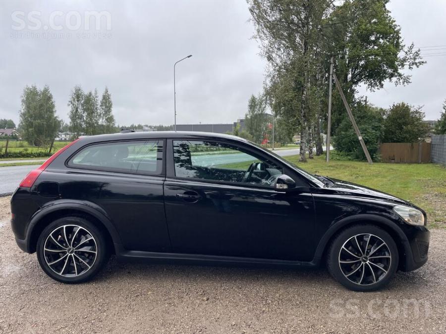 Black Volvo C30 2011 in Riga, with an engine capacity of 1.60 L and mileage of 223 thousand km for 3490 €, photo 7 on AUTOMOTO.COM.LV
