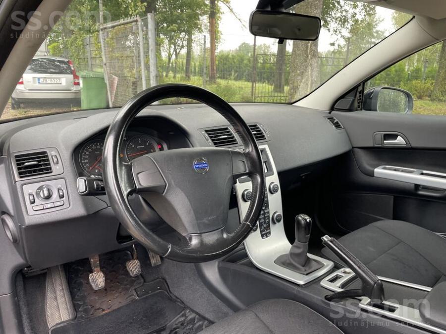Black Volvo C30 2011 in Riga, with an engine capacity of 1.60 L and mileage of 223 thousand km for 3490 €, photo 10 on AUTOMOTO.COM.LV