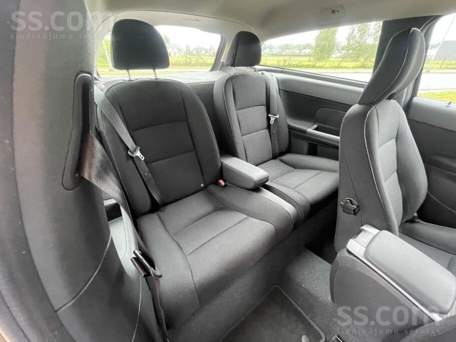 Black Volvo C30 2011 in Riga, with an engine capacity of 1.60 L and mileage of 223 thousand km for 3490 €, photo 15 on AUTOMOTO.COM.LV
