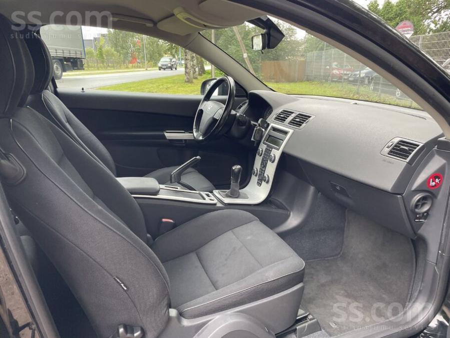 Black Volvo C30 2011 in Riga, with an engine capacity of 1.60 L and mileage of 223 thousand km for 3490 €, photo 16 on AUTOMOTO.COM.LV
