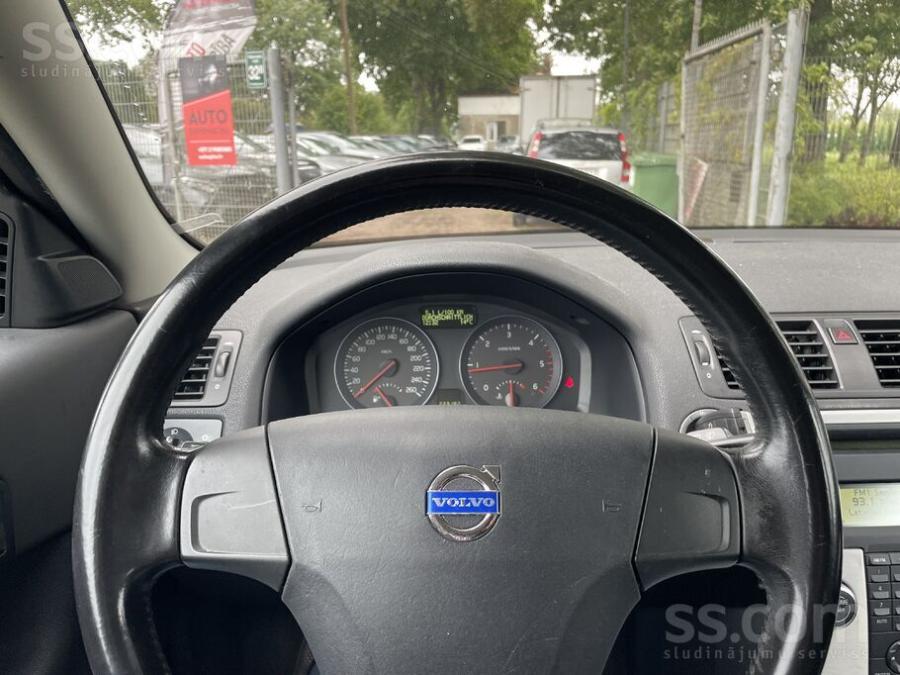 Black Volvo C30 2011 in Riga, with an engine capacity of 1.60 L and mileage of 223 thousand km for 3490 €, photo 19 on AUTOMOTO.COM.LV