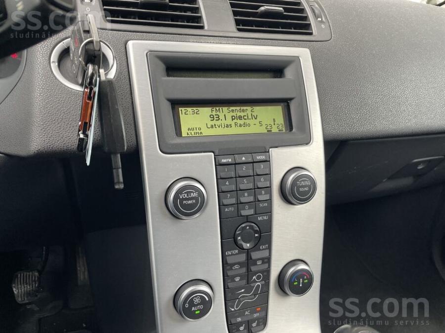Black Volvo C30 2011 in Riga, with an engine capacity of 1.60 L and mileage of 223 thousand km for 3490 €, photo 21 on AUTOMOTO.COM.LV