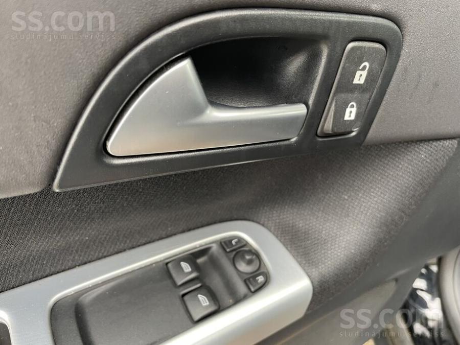Black Volvo C30 2011 in Riga, with an engine capacity of 1.60 L and mileage of 223 thousand km for 3490 €, photo 23 on AUTOMOTO.COM.LV