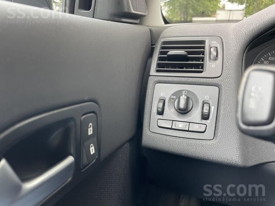 Black Volvo C30 2011 in Riga, with an engine capacity of 1.60 L and mileage of 223 thousand km for 3490 €, photo 24 on AUTOMOTO.COM.LV