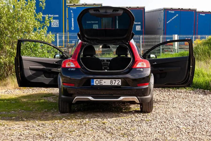 Melns Volvo C30 2012 Rīga, ar dzinēja tilpumu 1.60 L un nobraukumu 191 tūkst. km par 5995 €, foto 6 vietnē AUTOMOTO.COM.LV
