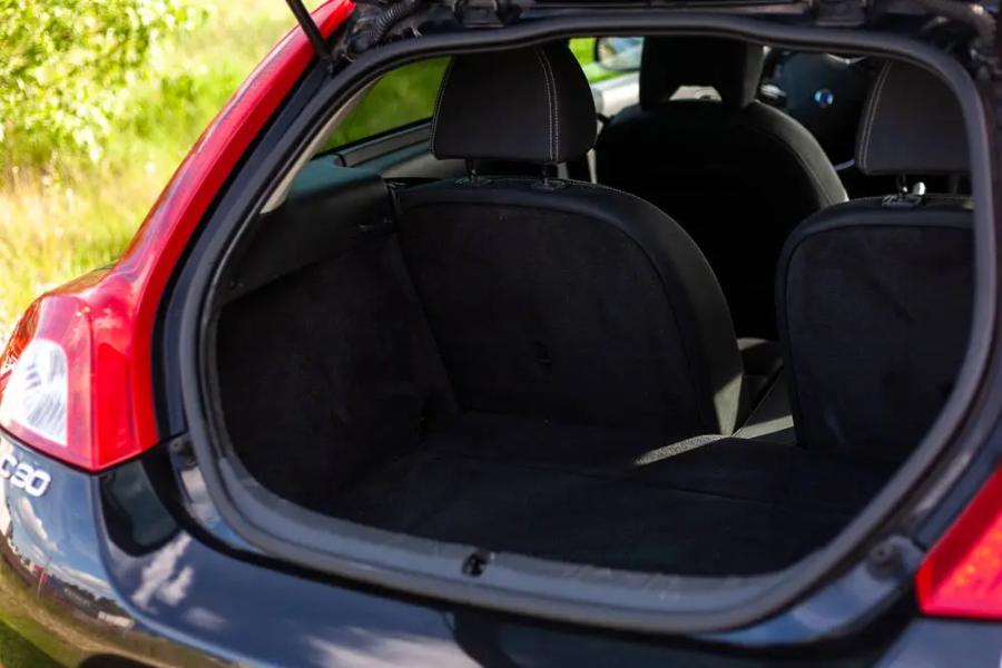 Melns Volvo C30 2012 Rīga, ar dzinēja tilpumu 1.60 L un nobraukumu 191 tūkst. km par 5995 €, foto 10 vietnē AUTOMOTO.COM.LV