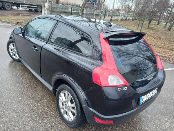 Melns Volvo C30 2007 Alīta, ar dzinēja tilpumu 2.00 L un nobraukumu 33 tūkst. km par 800 €, foto 4 vietnē AUTOMOTO.COM.LV