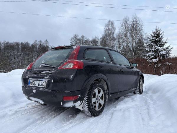 Black Volvo C30 2007 in Vilnius, with an engine capacity of 1.60 L and mileage of 388 thousand km for 1700 €, photo 2 on AUTOMOTO.COM.LV