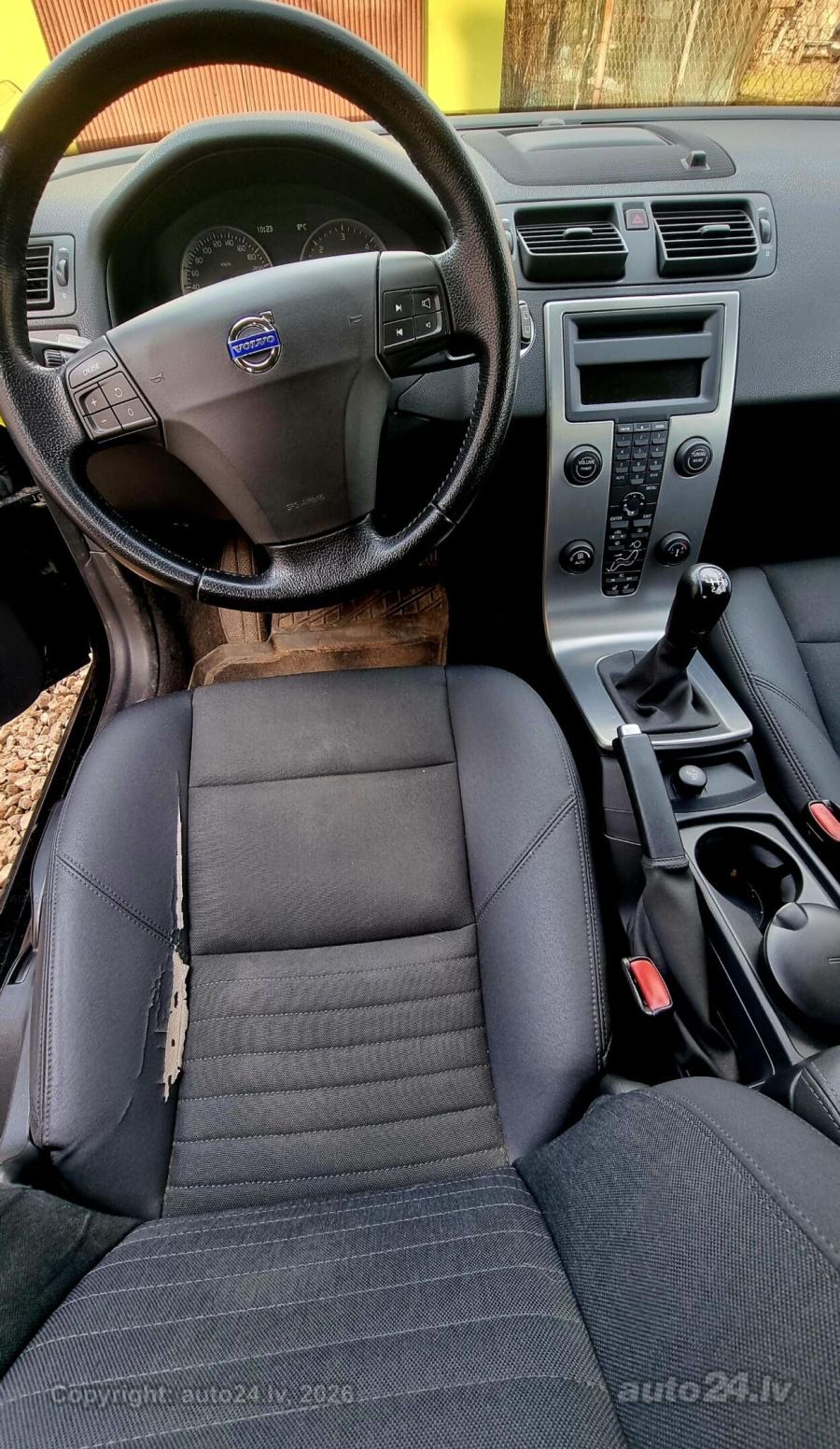 Black Volvo C30 2007 in Aizkraukle, with an engine capacity of 2.00 L and mileage of 216 thousand km for 2000 €, photo 3 on AUTOMOTO.COM.LV
