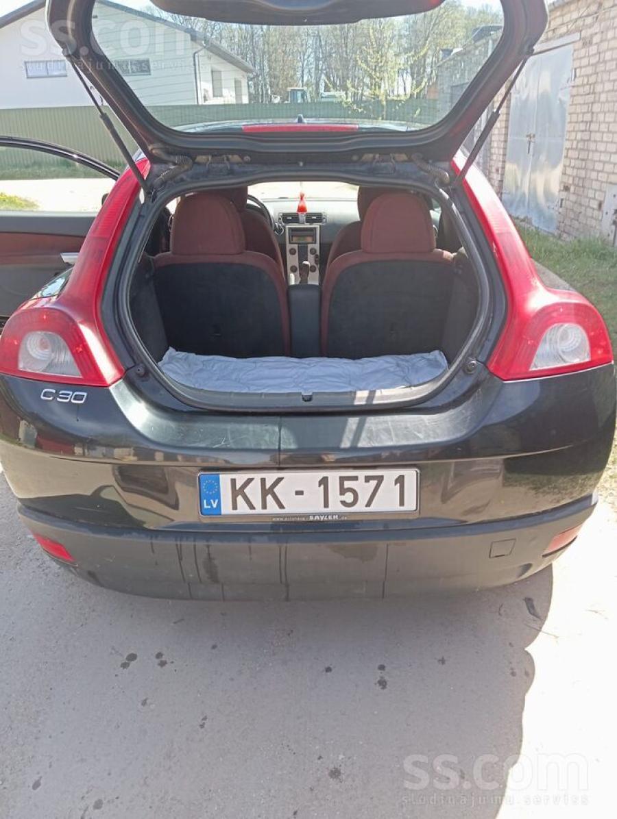 Black Volvo C30 2007 in Saldus, with an engine capacity of 2.00 L and mileage of 352 thousand km for 1700 €, photo 5 on AUTOMOTO.COM.LV