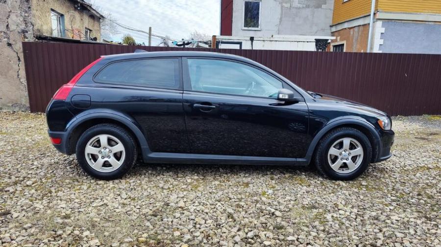 Black Volvo C30 2008 in Riga, with an engine capacity of 1.60 L and mileage of 199 thousand km for 2700 €, photo 1 on AUTOMOTO.COM.LV