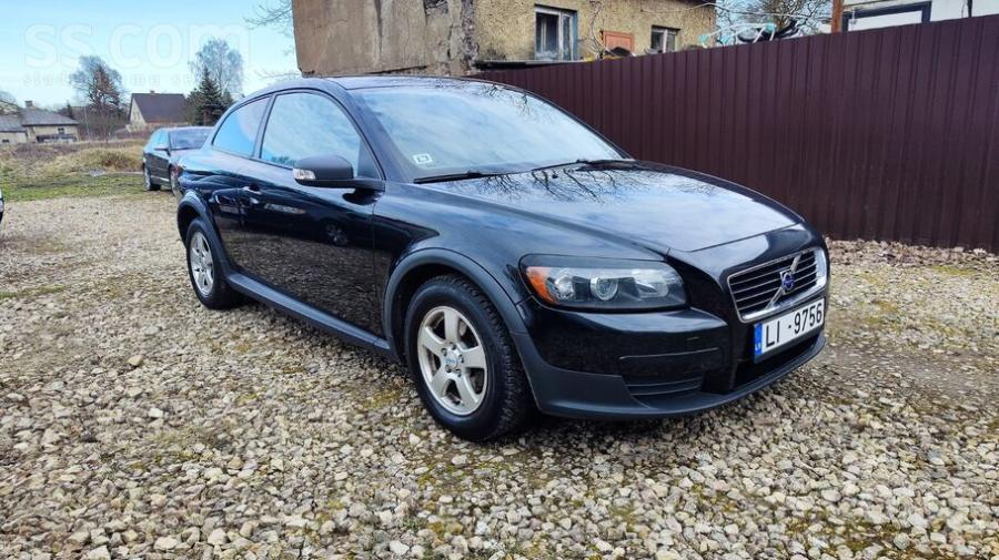 Black Volvo C30 2008 in Riga, with an engine capacity of 1.60 L and mileage of 199 thousand km for 2700 €, photo 2 on AUTOMOTO.COM.LV