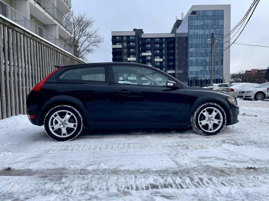 Black Volvo C30 2008 in Vilnius, with an engine capacity of 2.00 L and mileage of 241 thousand km for 3000 €, photo 7 on AUTOMOTO.COM.LV