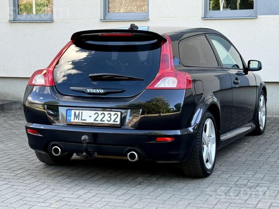 Black Volvo C30 2008 in Jelgava, with an engine capacity of 2.40 L and mileage of 373 thousand km for 3250 €, photo 4 on AUTOMOTO.COM.LV