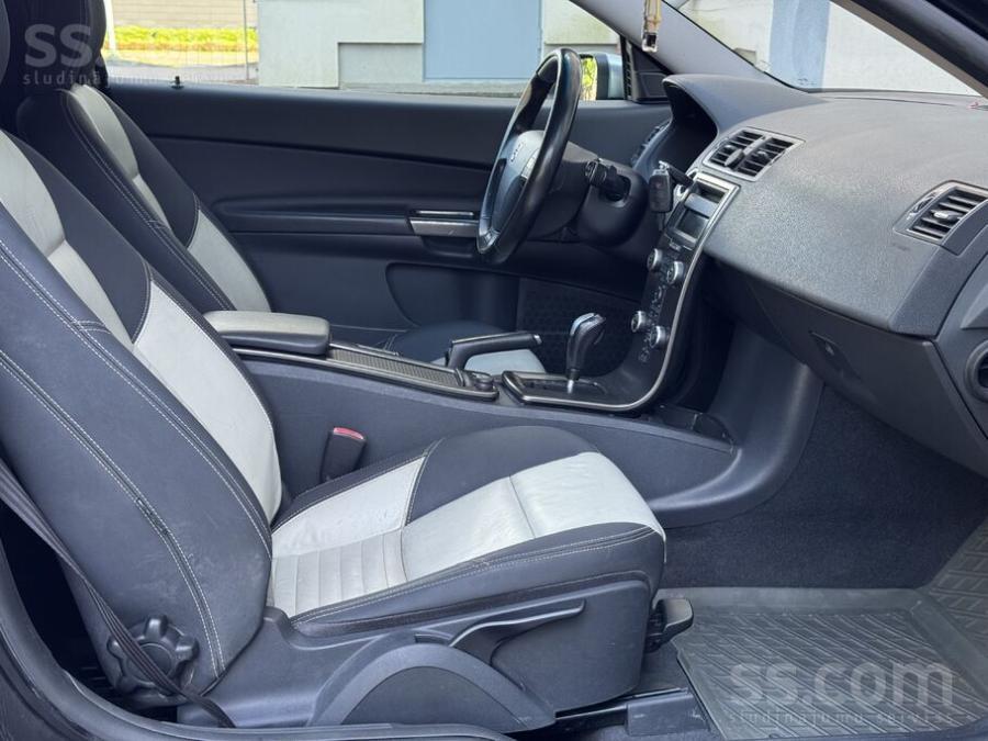 Black Volvo C30 2008 in Jelgava, with an engine capacity of 2.40 L and mileage of 373 thousand km for 3250 €, photo 15 on AUTOMOTO.COM.LV