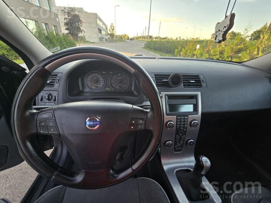 Black Volvo C30 2008 in Daugavpils, with an engine capacity of 2.00 L and mileage of 326 thousand km for 2200 €, photo 7 on AUTOMOTO.COM.LV