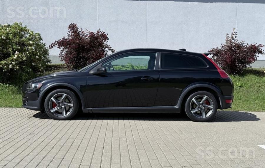 Melns Volvo C30 2009 Rīga, ar dzinēja tilpumu 2.40 L un nobraukumu 259 tūkst. km par 3695 €, foto 2 vietnē AUTOMOTO.COM.LV