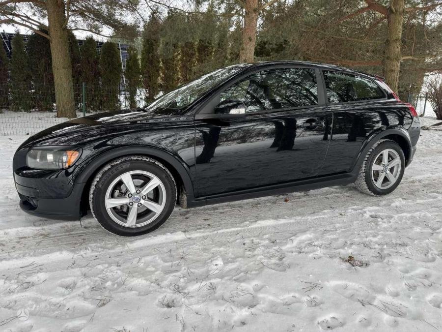 Melns Volvo C30 2009 Alīta, ar dzinēja tilpumu 1.60 L un nobraukumu 273 tūkst. km par 1999 €, foto 1 vietnē AUTOMOTO.COM.LV