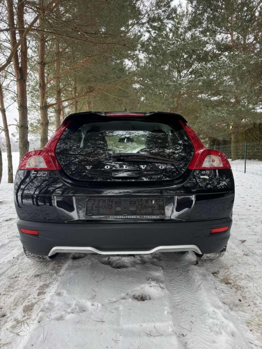 Melns Volvo C30 2009 Alīta, ar dzinēja tilpumu 1.60 L un nobraukumu 273 tūkst. km par 1999 €, foto 6 vietnē AUTOMOTO.COM.LV