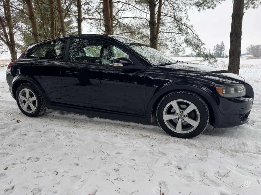 Melns Volvo C30 2009 Alīta, ar dzinēja tilpumu 1.60 L un nobraukumu 273 tūkst. km par 1999 €, foto 8 vietnē AUTOMOTO.COM.LV