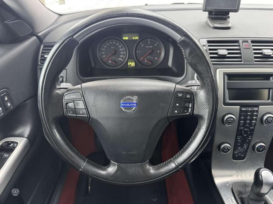 Melns Volvo C30 2009 Alīta, ar dzinēja tilpumu 1.60 L un nobraukumu 273 tūkst. km par 1999 €, foto 20 vietnē AUTOMOTO.COM.LV