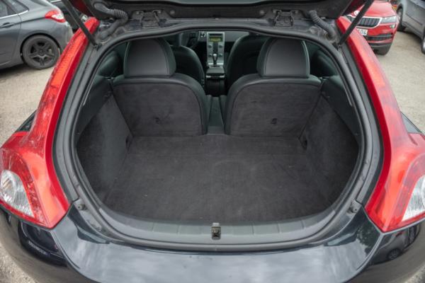 Black Volvo C30 2009 in Riga, with an engine capacity of 1.60 L and mileage of 263 thousand km for 3200 €, photo 9 on AUTOMOTO.COM.LV