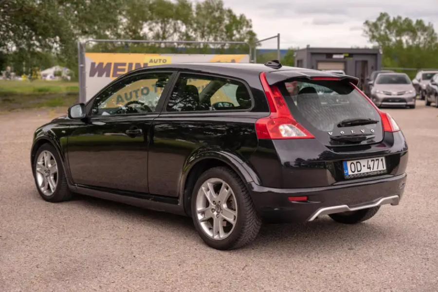 Melns Volvo C30 2009 Liepāja, ar dzinēja tilpumu 1.60 L un nobraukumu 263 tūkst. km par 2800 €, foto 3 vietnē AUTOMOTO.COM.LV