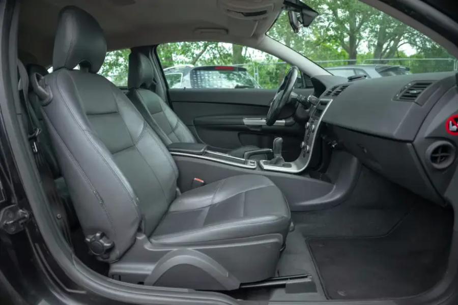 Melns Volvo C30 2009 Liepāja, ar dzinēja tilpumu 1.60 L un nobraukumu 263 tūkst. km par 2800 €, foto 13 vietnē AUTOMOTO.COM.LV
